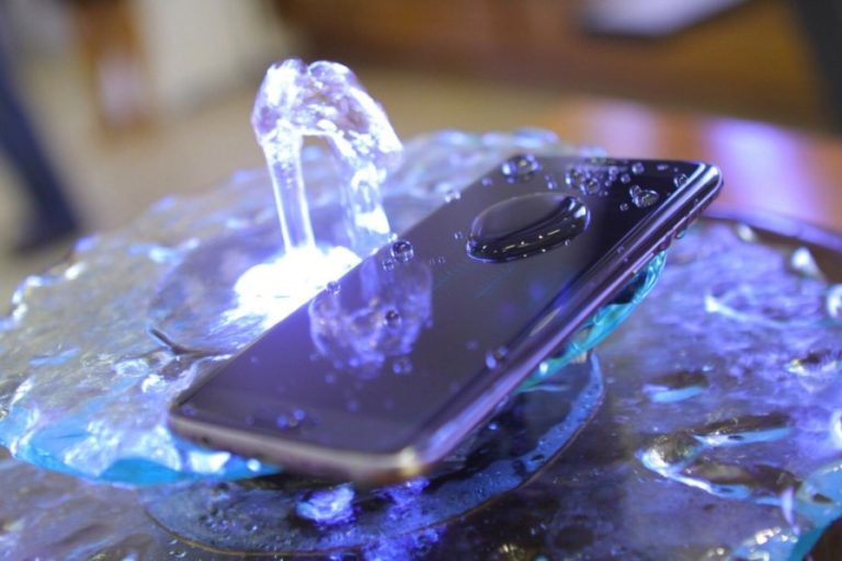 What Should I Do If My Mobile Phone Falls Into The Water - Tech Splashers